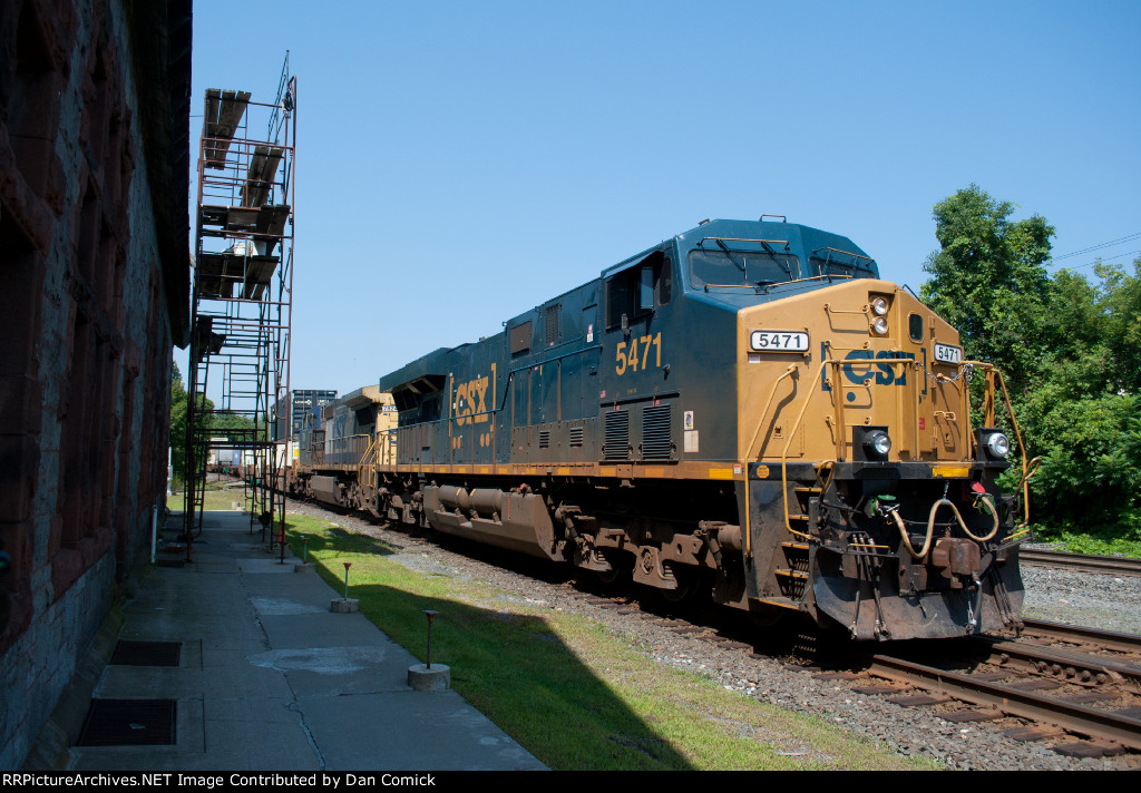 CSX 5471 Leads Q022 at Palmer MA